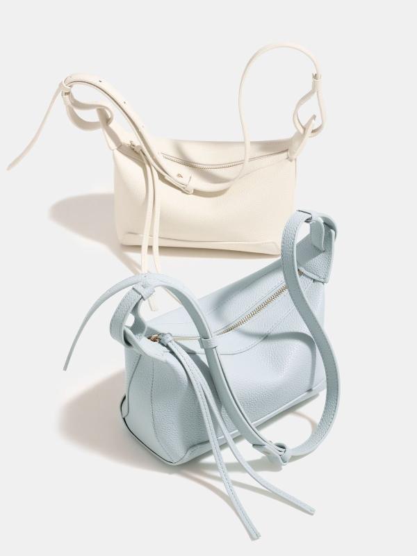 ・色: アッシュブルー, オフホワイト・スタイル: シティカジュアル・素材: PU・バッグタイプ: アコーディオンバッグ・サイズ感: 小・流行要素: ステッチ, フリンジ・裏地: ポリコットン・形状: 横型スクエア・開閉: ジッパー・内部構...