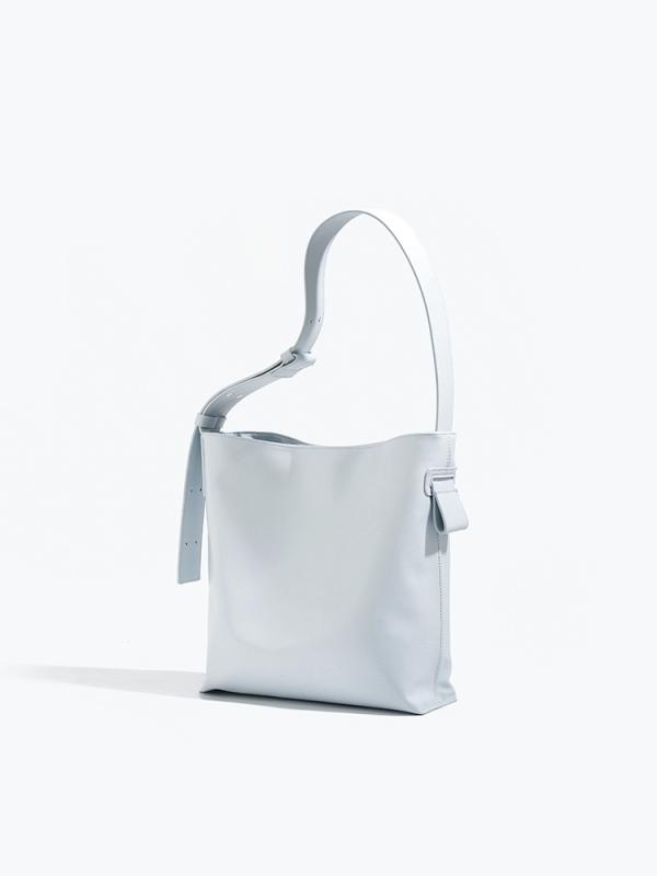 ・色: ブルー・サイズ: 30x10x25cm・素材: PU・バッグサイズ: 大・裏地: ポリコットン・形状: 縦型方形・開閉: マグネット・内部構造: ジッパー隠しポケット, スマホポケット, カードポケット・外部ポケット: 内貼ポケット...