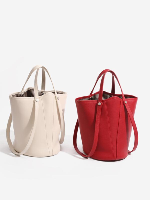 ・カラー: 赤、オフホワイト・サイズ: 23×17×26cm・素材: PU・バッグサイズ: 中型・スタイル: アーバンシンプル・形状: バケツ型・開閉: ドローコード式・内部構造: ジップ隠しポケット、携帯ポケット、カードポケット・硬さ: ...