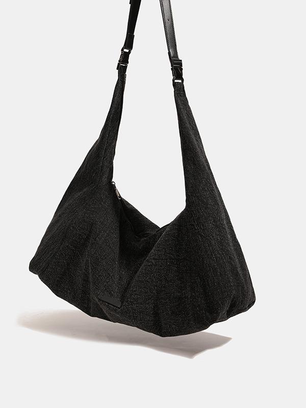 ・色: ブラック・素材: デニム・タイプ: メッセンジャーバッグ・サイズ: 大・裏地: ポリコットン・形状: まんじゅう型・開閉: ジッパー・内部構造: スマホポケット、カードポケット・硬さ: ソフト・外ポケット: オープンポケット・ストラ...