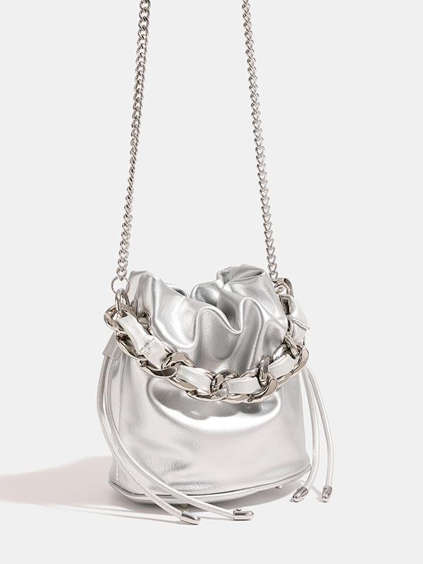 ・カラー: ブラック,ミルクホワイト,シルバー・スタイル: ストリート・素材: PU・バッグタイプ: バケツバッグ・バッグサイズ: 小・装飾: 編み込み,チェーン・裏地: ポリエステル・形状: バケツ型・開閉: マグネット・内部構造: ジッ...