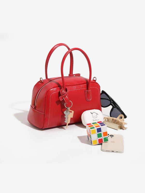 ・カラー: 赤・素材: 合成皮革・種類: ボストンバッグ・サイズ: 小, 27×12×17cm・装飾: ステッチ, ロック・裏地: ポリコットン・形状: 枕型・開閉: ジッパー・内部構造: ジッパーポケット, スマホポケット, カードポケッ...