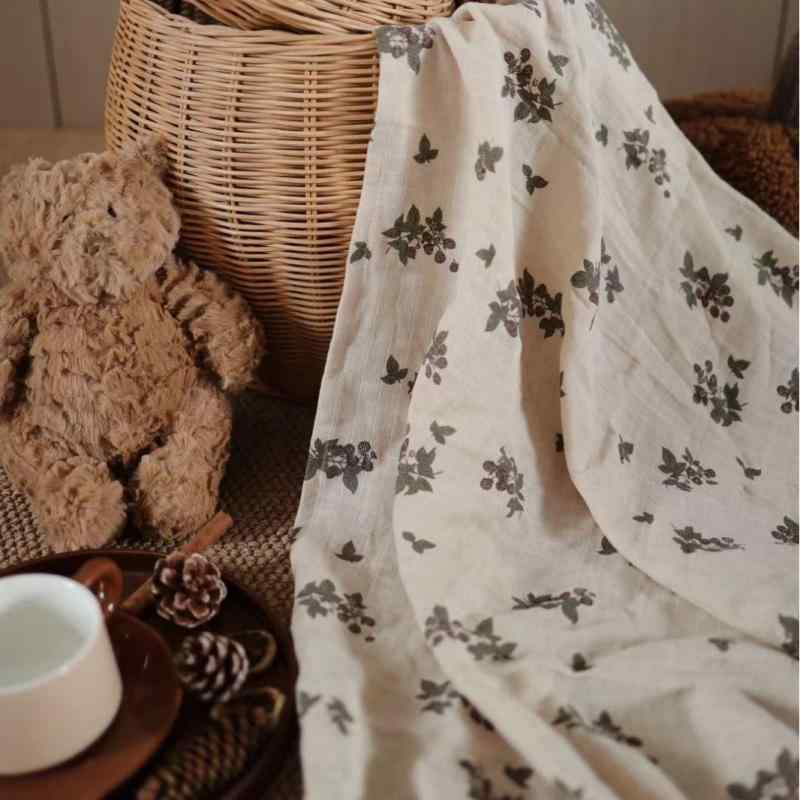 ・素材: 綿100%・糸番手: 32S・加工: プリント・生地重量: 80g/m²-100g/m²・色: ブルーベル,ブラックベリー,クローバー,ミモザ,ローズマリー・サイズ: 120×120cm