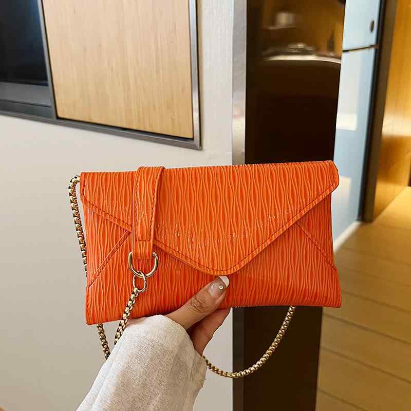 ・カラー: シルバー,オレンジ,ゴールド,ブラック,ホワイト・スタイル: 爽やかスイート・素材: 合成皮革・バッグタイプ: 封筒型・サイズ: 小・装飾: ステッチ,チェーン・裏地: ポリエステル・形状: 横型方形・開閉方式: 磁扣・硬さ: ...