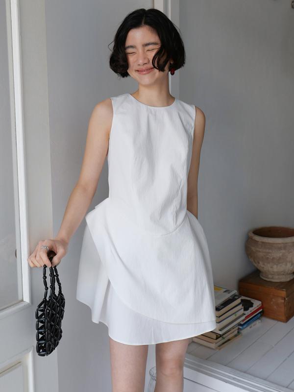 ・タイプ: ワンピース・スタイル: カジュアル・カラー: ブラック,オフホワイト・サイズ: S,M・パターン: 無地・ネック: ラウンドネック・スリーブ: ノースリーブ・丈: ミディアム・スカート形状: 花苞型・ウエスト: ハイウエスト・素...