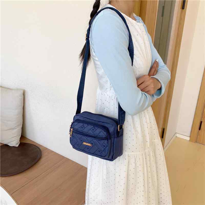 ・カラー: ブラック,パープル,レッド,ブルー・素材: オックスフォード布・サイズ: 中型・裏地素材: ポリエステル・形状: 横型方形・開閉方式: ジッパー・内部構造: 携帯ポケット・硬度: 中・外ポケット: オープンポケット・肩紐本数: 1