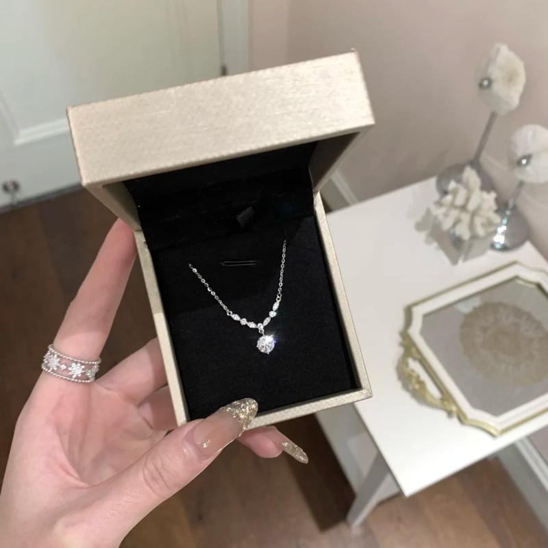 ・素材: 999シルバー・加工: ダイヤモンドインレイ・形状: ジオメトリック・チェーン: 十字チェーン・ペンダント素材: 999シルバー・長さ: 41cm-50cm・色: ホワイトゴールド・純度: 925シルバー、足銀・流行要素: 円形、...