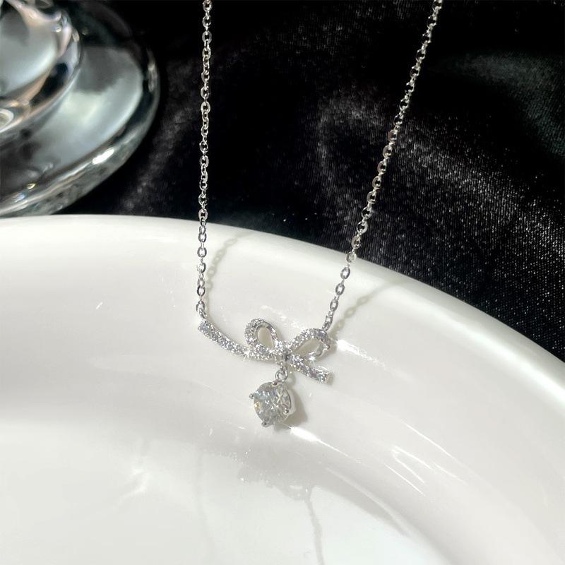 ・素材: 純銀925・加工: ジルコン埋め込み・形状: 蝶結び・チェーン形状: O字チェーン・長さ: 41cm-50cm・色: ホワイトゴールド,モサン石1ct・重量: 2.3g・対象: 女性