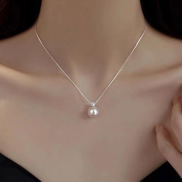 ・素材: シルバー・加工: 偽パールインレイ・形状: ジオメトリック・チェーンスタイル: ボックスチェーン・ペンダント素材: シルバー・長さ: 41cm-50cm・色: 白10mmパール, 灰10mmパール・トレンド要素: 丸形・スタイル:...