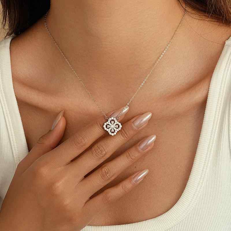 ・素材: 925シルバー・加工: メッキ・形状: ジオメトリック・チェーン: クロス・長さ: 41cm-50cm・カラー: ホワイト,ピンク,ライトブルー,イエロー・デザイン要素: 花弁・スタイル: シンプル・スタイル分類: 通勤ファッショ...