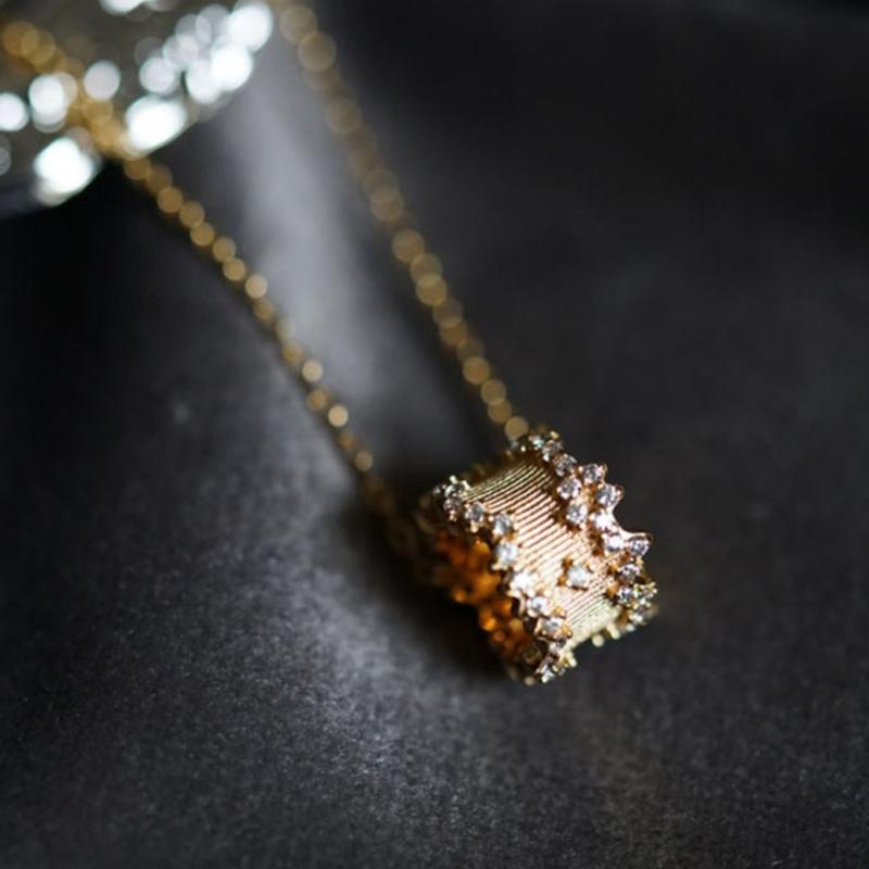 ・素材: シルバー・純度: 925シルバー・色: 18Kゴールド,ホワイトゴールド・長さ: 約45cm (調整可能)・形状: 幾何型・種類: ペンダント・デザイン要素: 円形,幾何