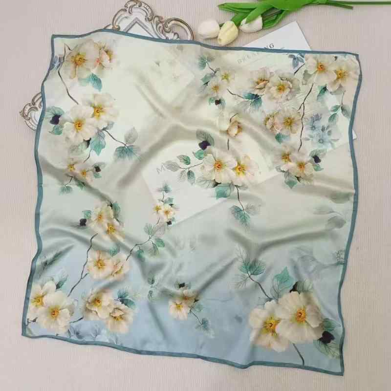 ・素材: シルク・主素材含有率: 100%・サイズ: 68×68cm・形状: 方巾・タイプ: シルクスカーフ・スタイル: 淑女、自然、森系、仙女風、清新甘美・織り方: 平織り・加工: プリント・デザイン要素: 植物花卉