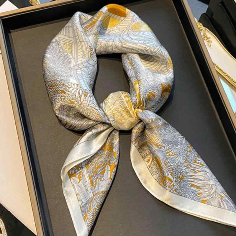 ・素材: シルク100%・サイズ: 65×65cm・形状: 方形スカーフ・織り方: 平織・加工: プリント