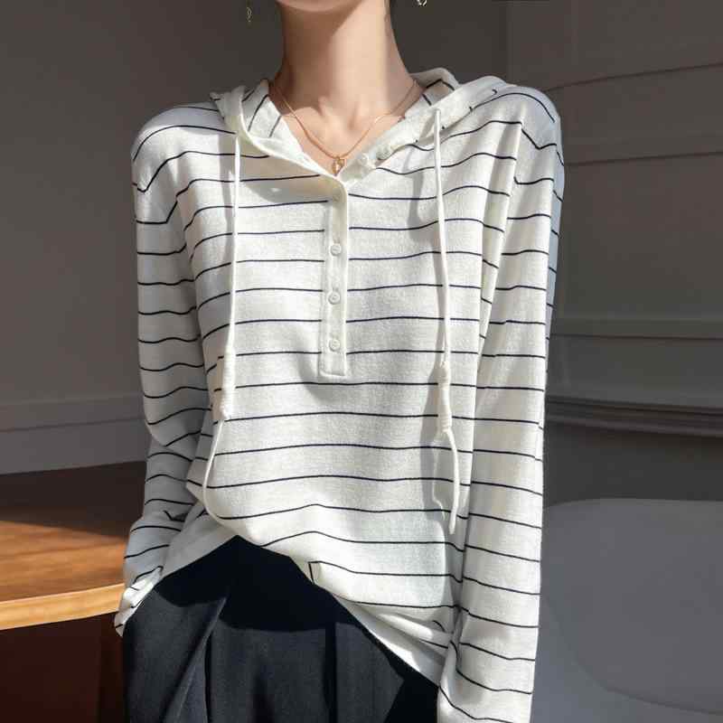 ・素材: ウール・主素材含有率: 95%以上・柄: ストライプ/格子・厚み: 中厚・スタイル: プルオーバー・フィット: ルーズ・袖タイプ: ストレートスリーブ・襟: フード・袖丈: 長袖・ディテール: ボタン・着丈: 普通(50cm超～6...