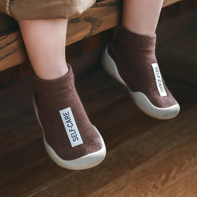 ・素材: コーマコットン・主素材含有率: コットン75%・性別: ユニセックス・種類: 普通靴下・加工: ジャカード・機能: 通気性,吸汗性・筒丈: アンクル・ヒール: あり・厚さ: 中厚・柄: チェック,キャラクター,ポルカドット・適合季...