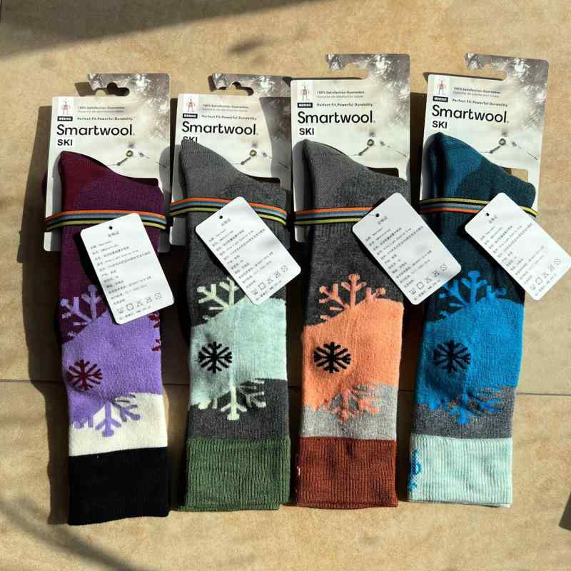 ・主素材: ウール・主素材含量: 50%（含）-70%（不含）・機能: 吸汗, 防臭・対象性別: 女性・筒高: ハイカット・適用シーン: スキー・色: オレンジ, パープル, ブルー, ライトブルー・サイズ: フリーサイズ・縫製: 手作業シ...