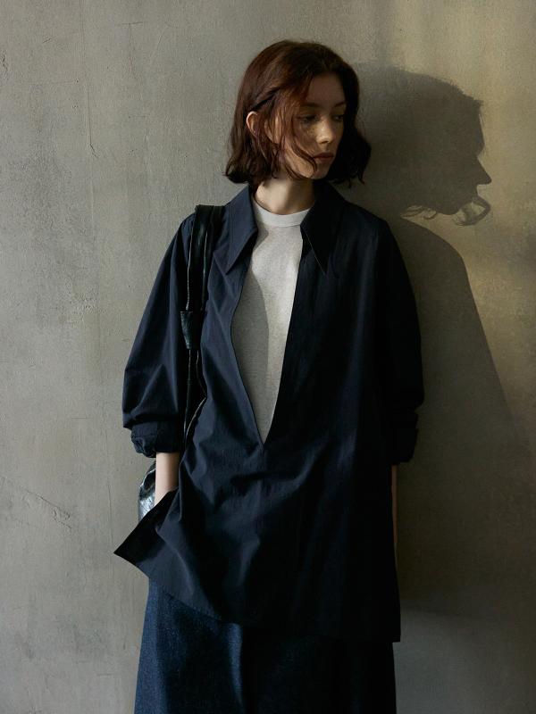 ・素材: コットン・主素材含有率: 95%以上・スタイル: プルオーバー・袖丈: 長袖・加工: ピース/ステッチ・フィット: ルーズ・着丈: 長め(80cm超100cm以内)・袖型: 標準袖・ディテール: Vネック・色: ホワイト,ネイビー...