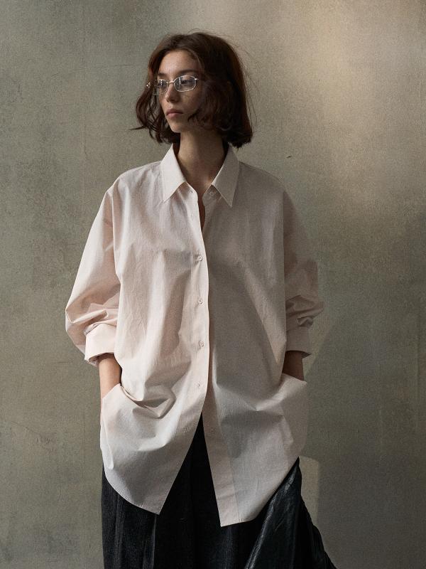 ・素材: コットン・主素材含有率: 95%以上・袖丈: 長袖・加工: ステッチ・版型: オーバーサイズ・着丈: ロング(80cm<着丈≤100cm)・襟型: シャツカラー・袖型: バットスリーブ・ディテール: ボタン・カラー: ホワイ...