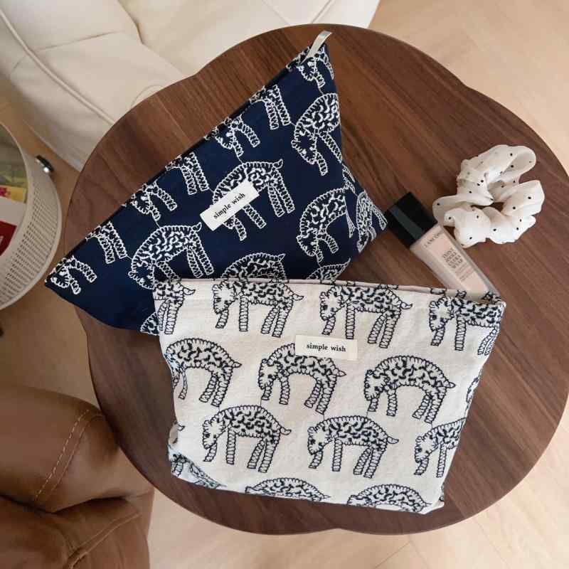 ・色: オフホワイト,ネイビー・スタイル: 文芸国風・素材: キャンバス・タイプ: 小方包・裏地: キャンバス・形状: 横型方形・開閉方式: ジッパー・硬さ: ソフト・用途: 日常