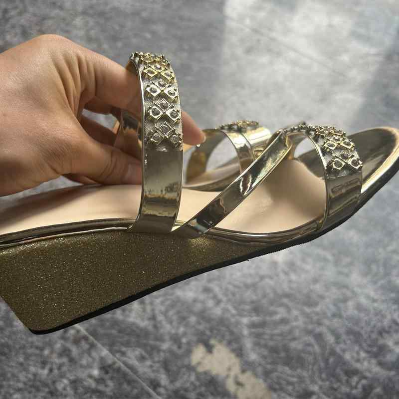 ・カラー: ブラック,ゴールド,シルバー・サイズ: 36,37,38,39,40,41,42・タイプ: 一字型・アッパー素材: パテントレザー・スタイル: カジュアル・トゥ形状: ラウンドトゥ・ソール素材: ラバー・ライニング素材: パテン...