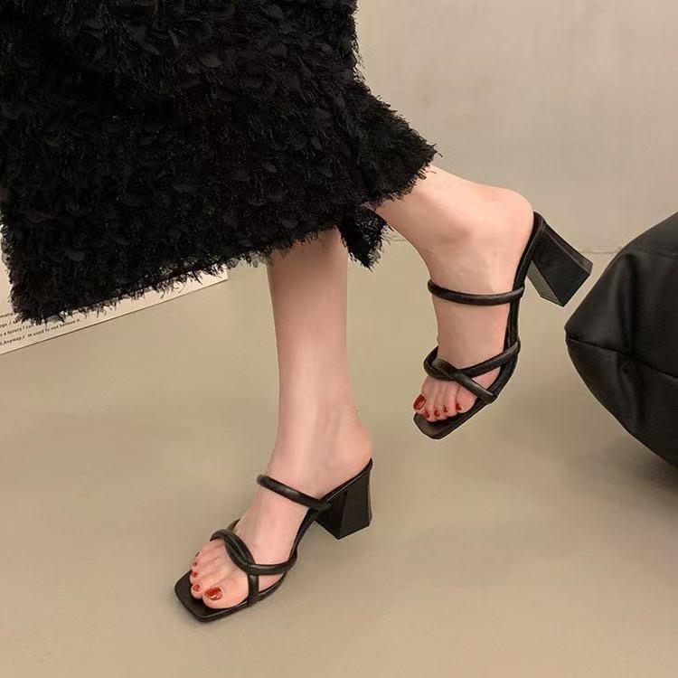 ・カラー: オフホワイト、ブラック・サイズ: 35、36、37、38、39、40・アッパー素材: PU・ソール素材: ラバー・内材: PU・トゥ形状: スクエアトゥ・スタイル: 韓国風・タイプ: ストラップサンダル・着用方法: スリッポン