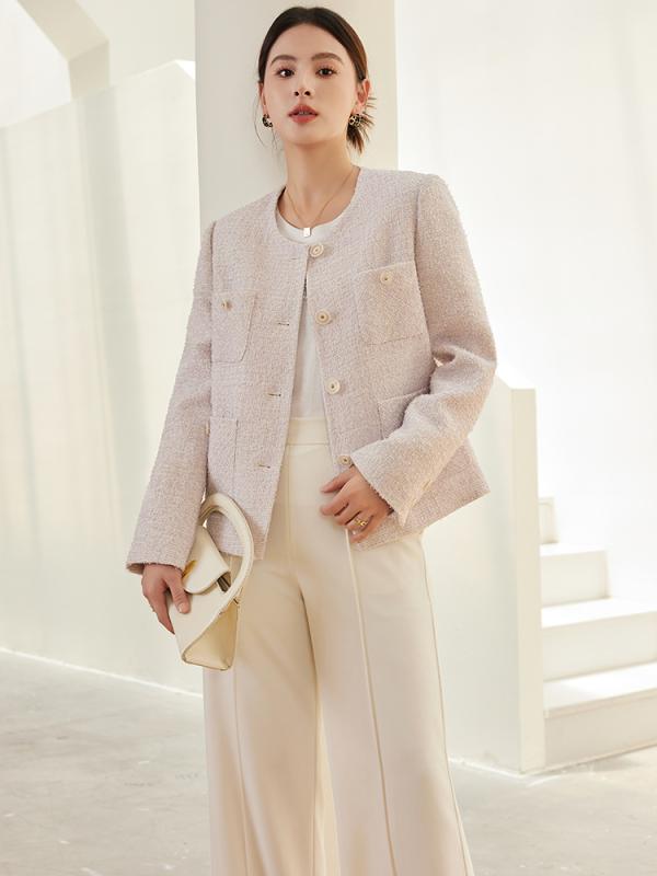 ・主素材: ポリエステル70-80%、ナイロン30%以下・生地: ツイード・色: 紫・厚み: 中厚・シルエット: ストレート・着丈: 普通(50-65cm)・襟: ラウンドネック・袖丈: 長袖・袖型: 普通袖・前立て: シングルブレスト・加...