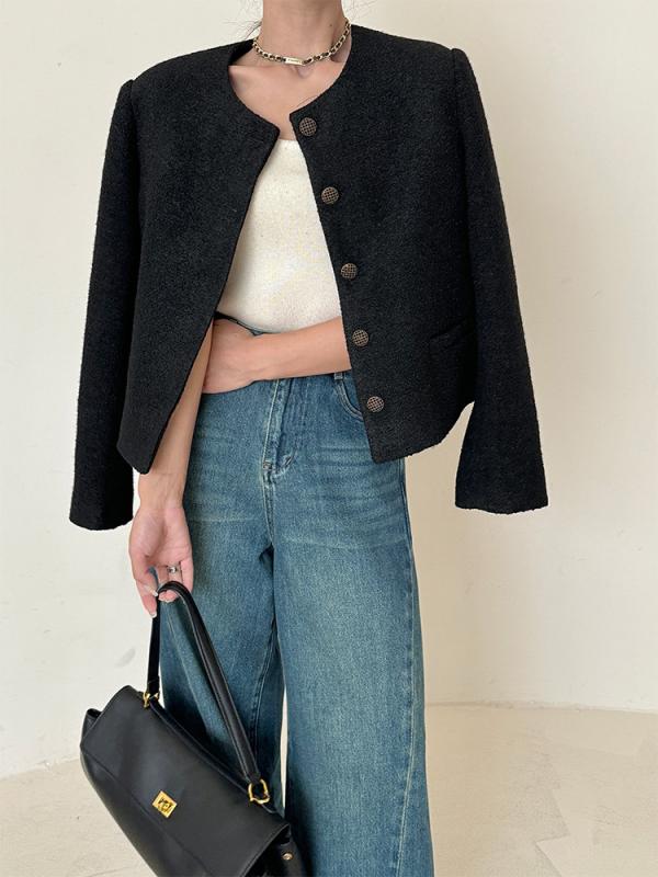 ・主素材: ポリエステル・副素材: ウール・主素材含有率: 50-70%・副素材含有率: 30%以下・柄: 無地・厚み: 中厚・シルエット: ストレート・着丈: 普通 (50-65cm)・襟型: 丸襟・袖丈: 長袖・カラー: ブラック・サイ...