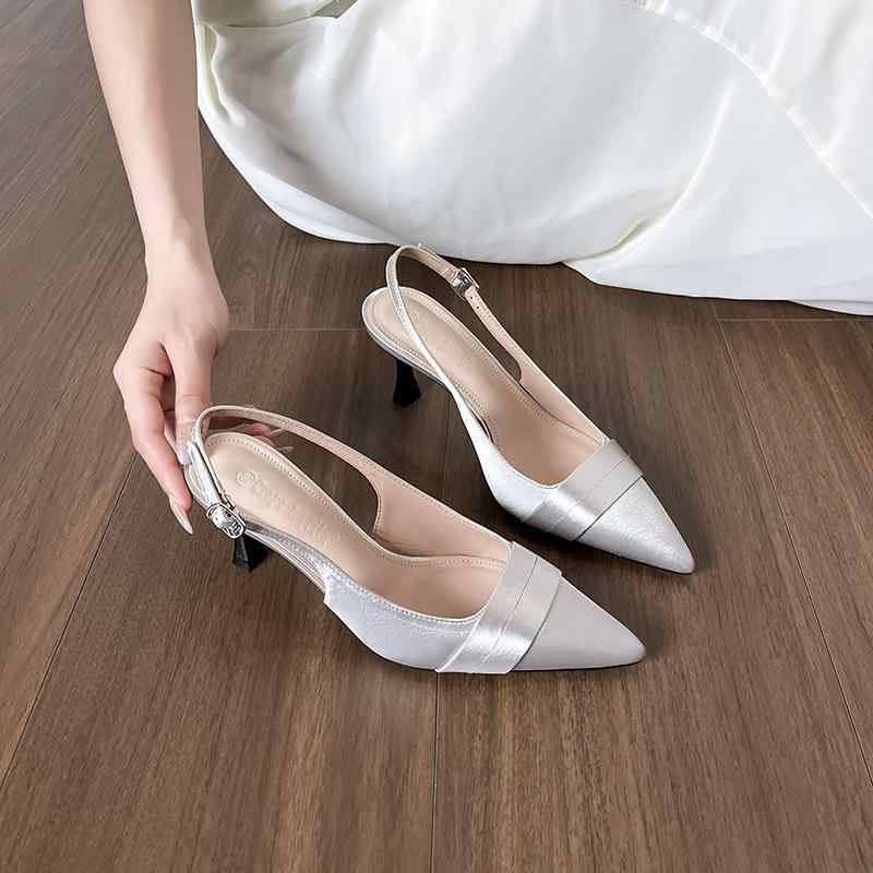 ・カラー: ブラック,シルバー・サイズ: 34,35,36,37,38,39,40・アッパー素材: サテン・トゥ形状: ポインテッドトゥ・アウトソール素材: ラバー・ライニング素材: 羊革・クロージャー: バックル・ヒール高: 6-8cm・...