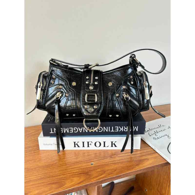 ・色: ブラック・スタイル: 欧米レトロ・素材: PVC・バッグサイズ: 中型・流行要素: ステッチ・裏地: ポリエステル・形状: 横型方形・開閉: ジッパー・内部構造: ジッパー隠し袋・硬さ: 中・外ポケット: オープン・ストラップ数: 1本