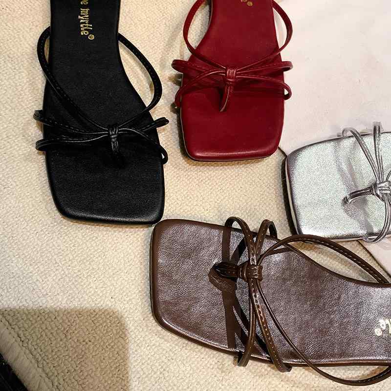 ・カラー: ブラック,シルバー,レッド,ブラウン・サイズ: 34,35,36,37,38,39,40・アッパー素材: 牛革・トゥ形状: スクエアトゥ・アウトソール素材: ラバー・内張り素材: 合成皮革・留め具: バックル・ヒール高: 3cm...