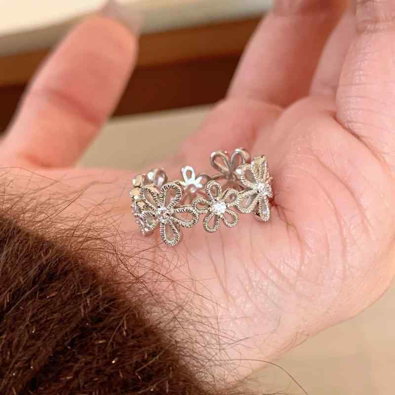 ・素材: 925シルバー・色: ホワイトゴールド・サイズ: US5 (HK10-11), US6 (HK12-13), US7 (HK14-15), US8 (HK16-18)・デザイン: 花モチーフ・加工: ダイヤモンドセッティング・スタ...