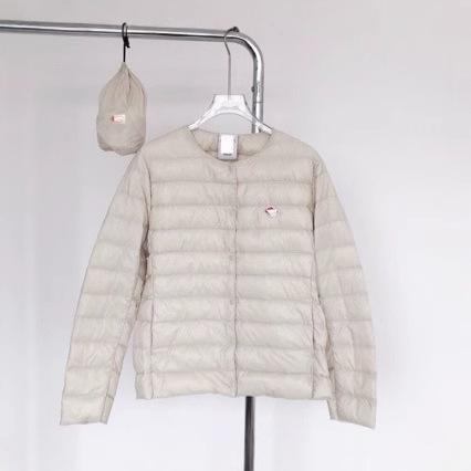 ・素材: ダックダウン・ダウン含有量: 51%~55%・厚み: 薄・生地名: ナイロン・主生地成分: ナイロン・主生地成分含量: 95%以上・シルエット: スリム・襟型: ノーカラー・着丈: 普通(50cm<着丈≤65cm)・袖丈: ...