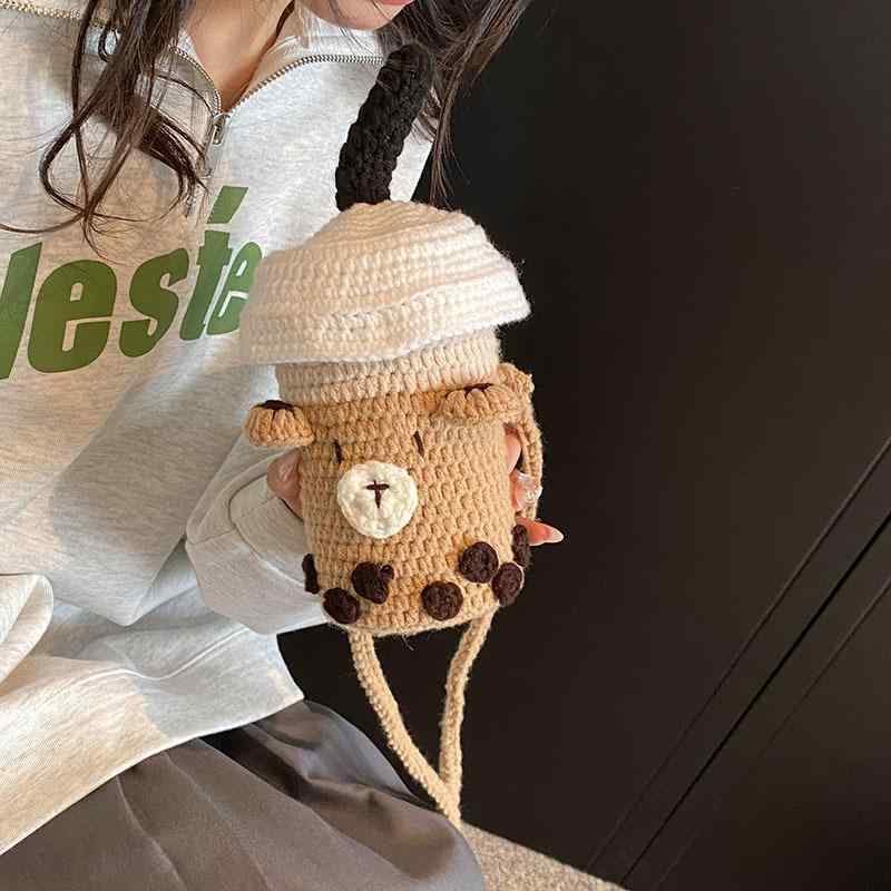 ・色: ブラウン・素材: ウール・バッグスタイル: ボックスバッグ・サイズ: 小・流行要素: 編み込み,コントラストカラー,パッチワーク・裏地素材: ウール・形状: 円筒型・開閉方式: 蓋式・内部構造: 携帯ポケット・硬度: 中・ショルダー...