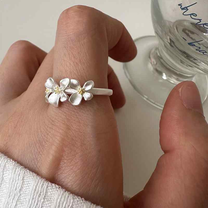 ・種類: リング・素材: シルバー・加工: 精工・色: シルバー・スタイル: レディース・デザイン要素: 栀子花・風格: 港風・スタイル分類: 清新甘美・製品カテゴリ: 手飾り・適用: 女性・流行要素分類: 植物花卉