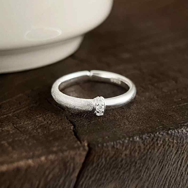 ・素材: シルバー・純度: 925シルバー・色: シルバー・サイズ: 開口可調節・加工: ダイヤセット・スタイル: シンプル・対象: 女性用・デザイン要素: 非対称