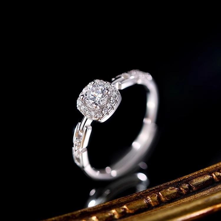 ・素材: シルバー・素材純度: 99%・色: ホワイト・サイズ: 調整可能・形状: ジオメトリック・加工: ダイヤモンドセッティング・デザイン: キューブチェーンリング・流行要素: 四角形・スタイル分類: ファッション通勤・対象: 女性用