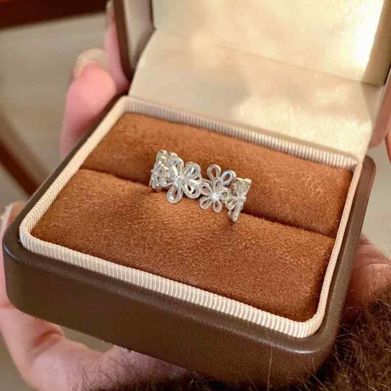 ・種類: リング・素材: シルバー・形状: ジオメトリック・加工: ジルコン嵌め込み・スタイル: オープン・カラー: ホワイトゴールド・サイズ: 調節可能・デザイン要素: 花弁・全体スタイル: 軽奢風・純度: 925シルバー・スタイル分類:...