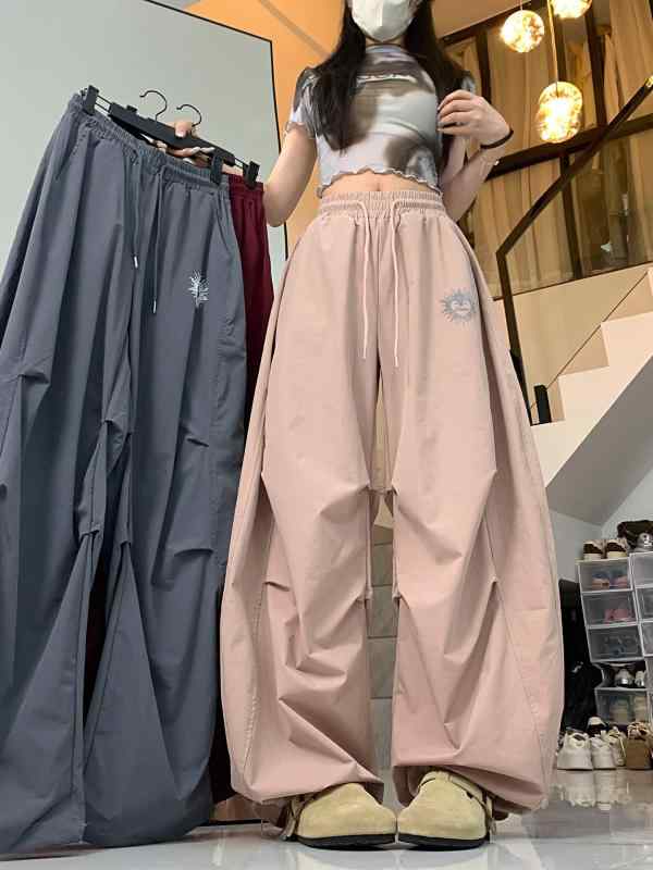 ・主素材: ナイロン90-95%・スタイル: ワークパンツ・パンツ形状: ルーズ・パンツ丈: ロング・ウエスト: ハイウエスト・厚み: 中厚・流行要素: ドローストリング・色: レッド,ピンク,グレー・サイズ: XS,S,M,L・スタイルタ...