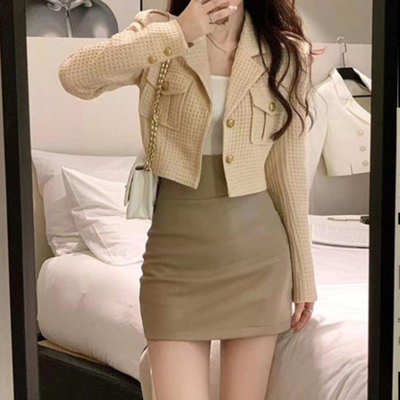 ・素材: ポリエステル・素材2: アクリル・パターン: ストライプ/チェック・フィット: 標準・組み合わせ: 単品・厚さ: 中厚・着丈: 普通(50cm超～65cm)・袖丈: 長袖・袖型: 標準袖・襟型: スーツカラー・流行要素: ボタン・...