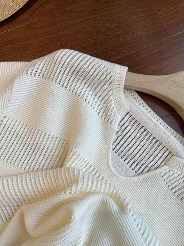 ・素材: コットン95%以上・柄: 無地・厚み: 普通・セット: 単品・タイプ: プルオーバー・フィット: ルーズ・袖: 標準袖・襟: Uネック・袖丈: 3/4袖・デザイン要素: 透け・丈長: 普通(50-65cm)・色: オフホワイト・サ...