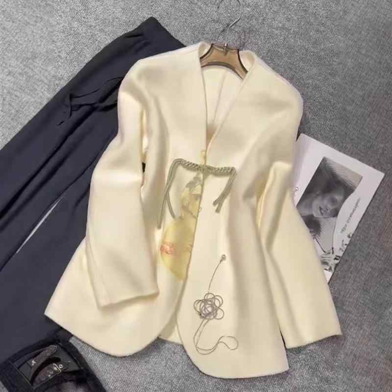 ・素材: ポリエステル・ポリエステル含有率: 80%～90%・パターン: 抽象・シルエット: 通常・セット: 単品・厚み: 中厚・着丈: 普通(50cm超～65cm以下)・袖丈: 長袖・袖型: 通常・襟型: Vネック・デザイン要素: 3D/...