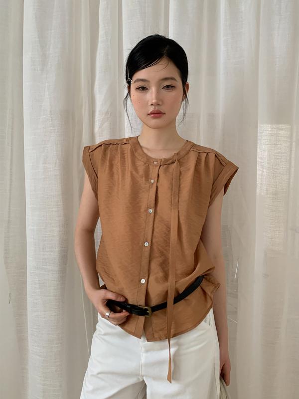 ・素材: ライセル・主素材: 合成革・裏素材: ポリエステル・柄: 無地・デザイン: ベーシック・袖丈: ノースリーブ・加工: ギャザー・シルエット: スタンダード・着丈: ミドル丈(50-65cm)・襟型: ラウンドネック・袖型: パフス...