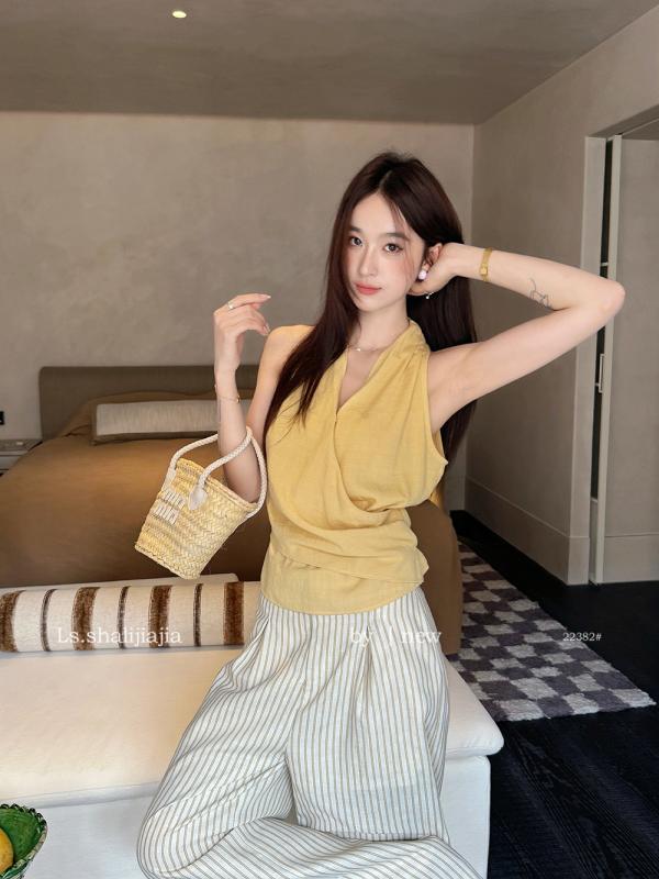 ・生地: ナイロン・メイン素材: レーヨン 80-90%・柄: 無地・款式: ベーシック・袖丈: ノースリーブ・シルエット: スリム・着丈: ミドル (50-65cm)・首元: Vネック・袖型: ノースリーブ・カラー: 赤、黄、白、黒・サイ...