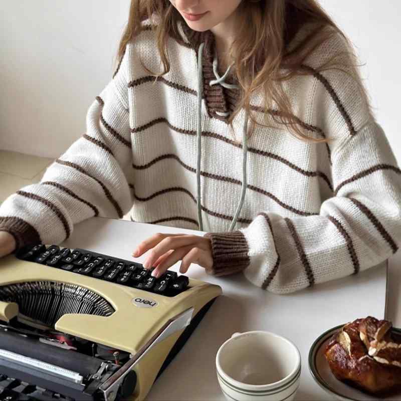 ```json・素材: ウール, ポリエステル・柄: ストライプ・厚さ: 中厚手・デザイン: プルオーバー・フィット感: ゆったり・着丈: 50cm＜着丈≦65cm・ネックライン: クルーネック・袖丈: 長袖・袖タイプ: ラグランスリーブ・...