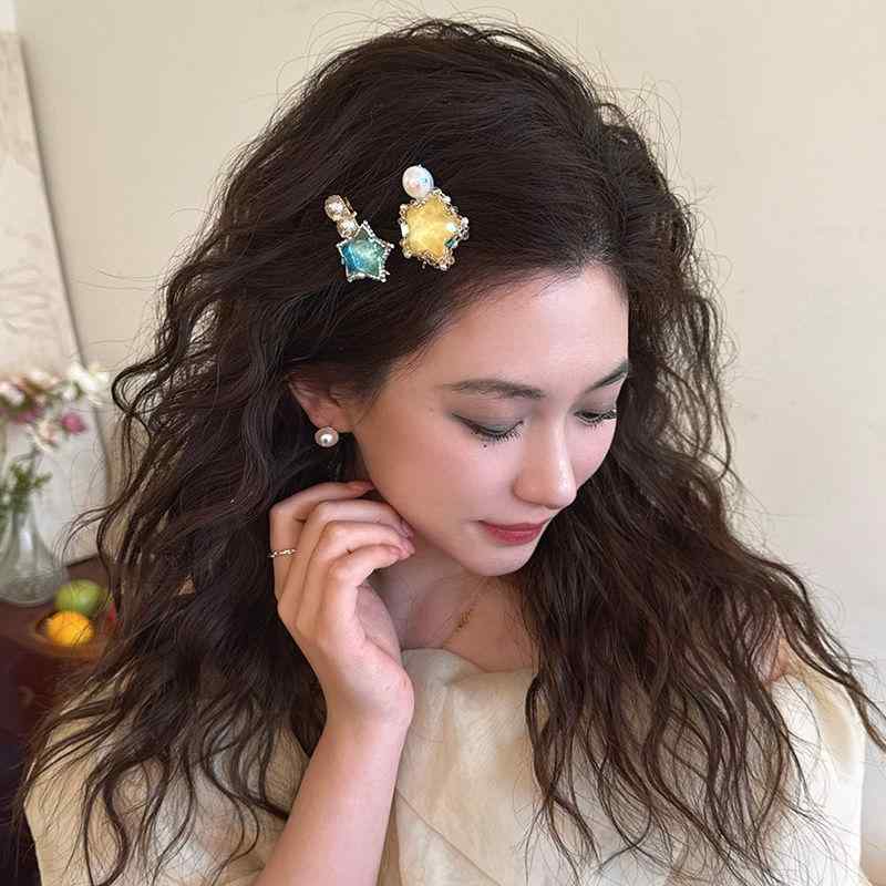 ・素材: プラスチック/樹脂・タイプ: サイドクリップ・カラー: ブルー星1個,ピンクハート1個,イエロー星1個,パープル花1個・スタイル: 韓国風・スタイル分類: 清新スイート・製品カテゴリ: ヘアアクセサリー・デザイン要素: ハート/心...