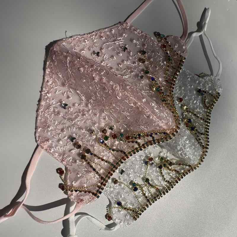 ・対象性別: 女性・柄: 花柄・マスクタイプ: 耳掛け式・機能: 防塵・カラー: ホワイト×シルバータッセル,ホワイト×ブラックタッセル,ホワイト×カラータッセル,ブラック×シルバータッセル,ブラック×ブラックタッセル,ブラック×カラータッ...