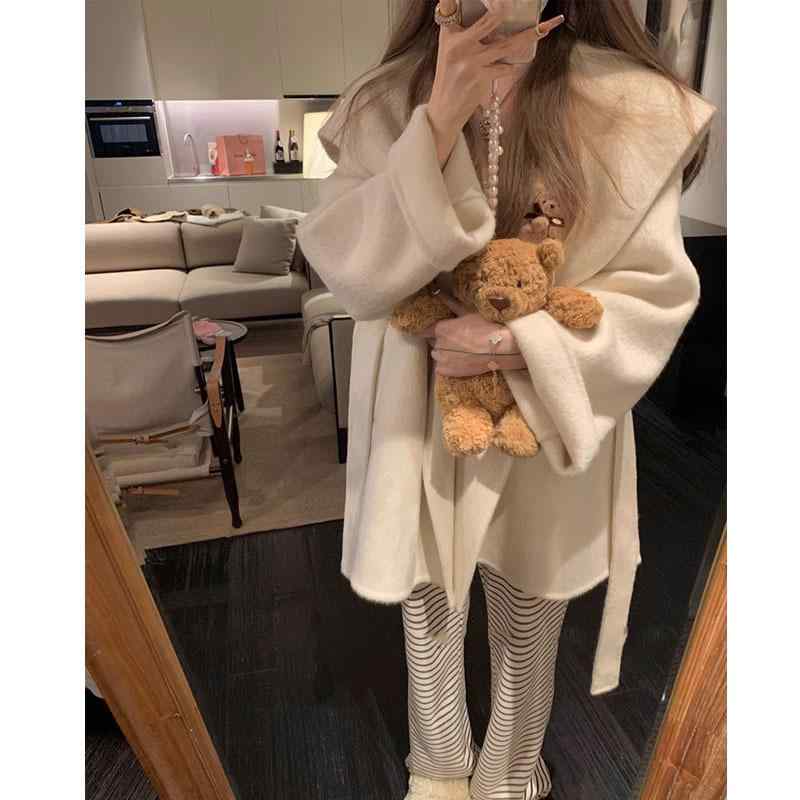 ・素材: ウール・ウール含有率: 95%以上・柄: 人物・厚み: 中厚・シルエット: ポンチョ型・着丈: 普通 (50cm<着丈≤65cm)・襟型: 半開襟・袖丈: 長袖・加工: キルティング・カラー: 乳白色・サイズ: S,M・前立...