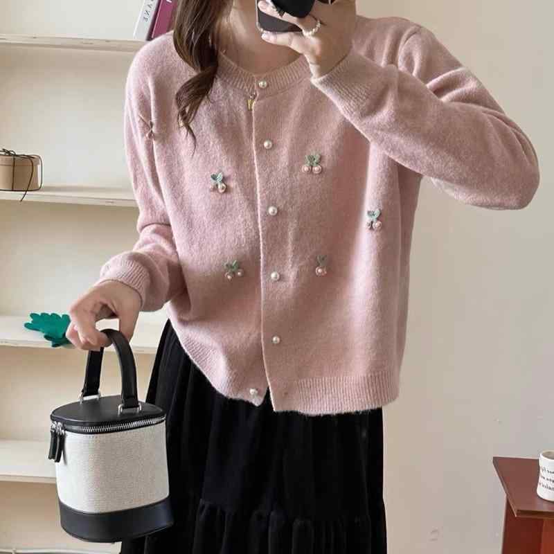 ・素材: 羊毛・形状: ゆったり型・袖型: 通常袖・首元: ラウンドネック・袖丈: 長袖・流行要素: 立体装飾・着丈: 普通 (50cm超65cm以内)・加工: パッチワーク/スプライス・カラー: ベージュ、ブルー、ピンク、グレー、レッド、...