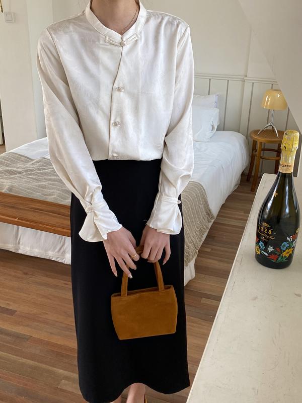 ・主素材: ポリエステル（30%以下）・柄: 無地・タイプ: 開襟・袖丈: 長袖・加工: パッチワーク/接ぎ・版型: ストレート・襟型: スタンドカラー・袖型: シャツスリーブ・ディテール: ボタン・色: ベージュ・サイズ: S,M,L・前...