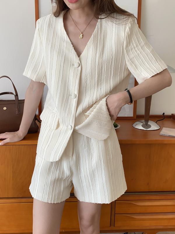 ・色: ベージュ, ブラック・サイズ: S, M, L・主素材: ポリエステル・副素材: ビスコース・副素材含量: 30%以下・パターン: 無地・パンツ丈: 3分丈・流行要素: ボタン・加工: パッチワーク/スプライス・スタイル: 通勤風・...